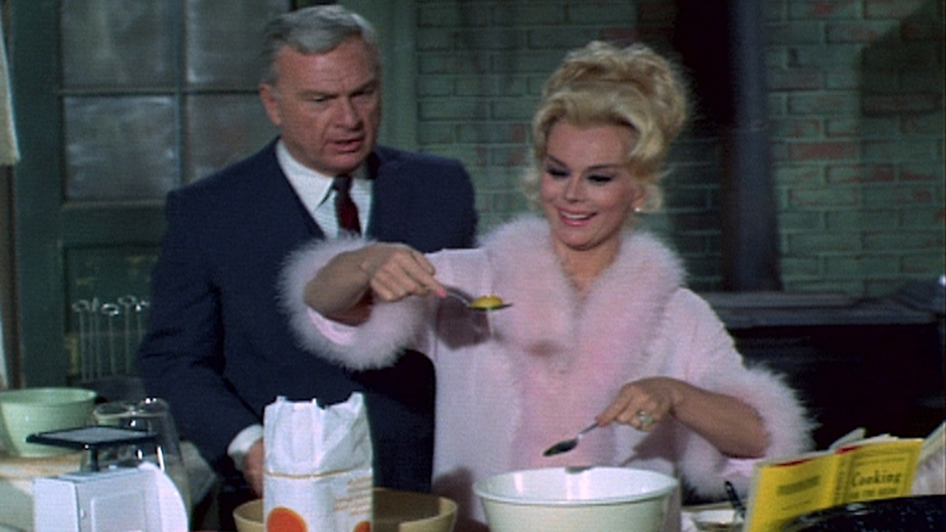 Green Acres: Lisa Bakes a Cake