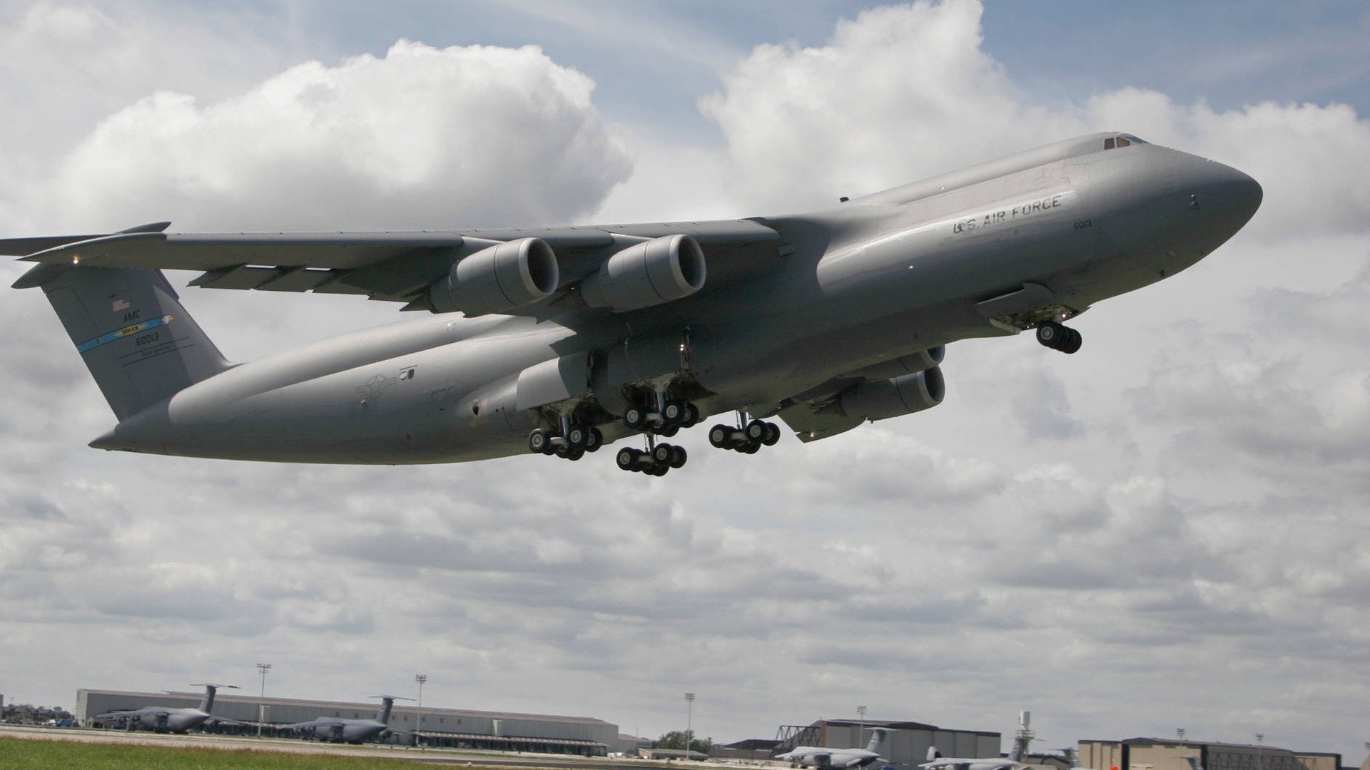Mighty Planes: C-5M Super Galaxy